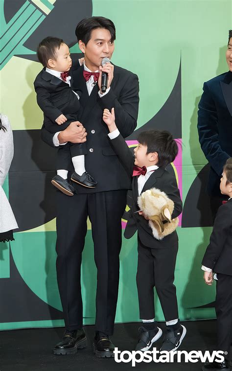 슈퍼맨이 돌아왔다 이필모 아들 담호 아빠 나도 마이크~ 2023kbs연예대상 [hd포토] 네이트 연예
