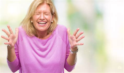 중간 나이 금발 여자 미친과 미친 무기와 성공에 대 한 격리 된 배경 위에 제기 하 고 흥분 비명 눈을 폐쇄 우승자 개념 금발 머리에 대한 스톡 사진 및 기타 이미지