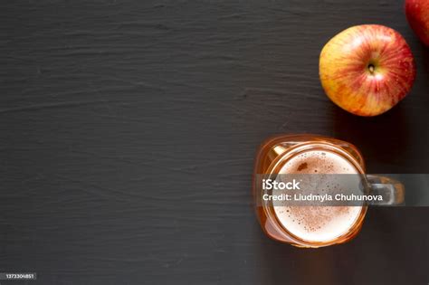 검은 색 배경에 유리 항아리 머그잔에 하드 애플 사이다 에일 상단 보기 위에서 플랫 평지 오버헤드 공간을 복사합니다 0명에 대한 스톡 사진 및 기타 이미지 Istock