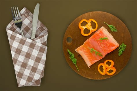 갈색 나무 접시에 붉은 물고기 송어 필레 갈색 녹색 배경에 물고기 송어 딜 레몬 페페를 곁들인 송어 건강한 식생활에 대한 스톡 사진 및 기타 이미지 Istock