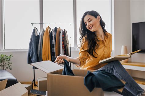 온라인 상점에서 여자 그는 작은 온라인 상점의 소유자입니다 배송을 위한 주문 및 포장 상자 수령 개봉에 대한 스톡 사진 및 기타