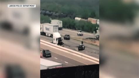 Tractor Trailer Crash Blocking Northbound Lane Of I 35 Laredo Police Say