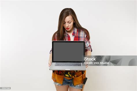 여자 키트 도구에서 흰색 배경에 고립 빈 블랙 빈 화면 표시 모니터와 노트북 Pc 컴퓨터를 들고 다양 한 악기의 전체 벨트 여성