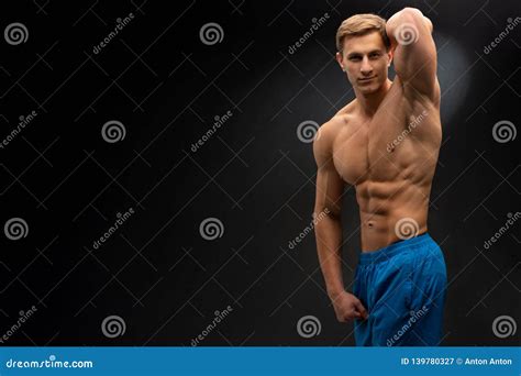 Athl Te Bodybuilder Sur Le Noir La Publicit De Gymnase Image Stock Image Du Noir Sant