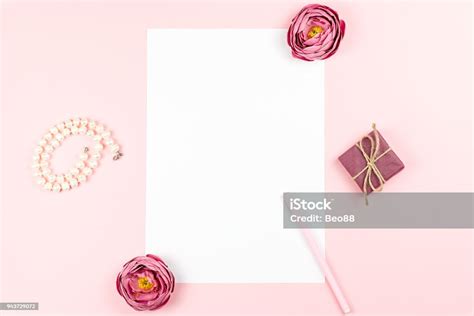 빈 종이와 펜 보석 파스텔 배경에 꽃 프레임 카드 보기 상위 공간을 복사 합니다 0명에 대한 스톡 사진 및 기타 이미지 0명