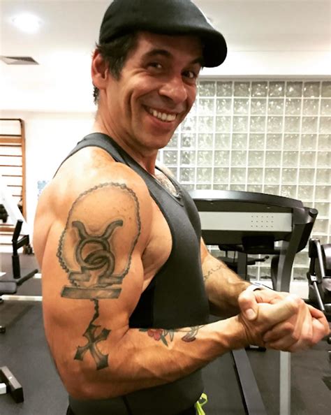LEANDRO HASSUM EXIBE MÚSCULOS NAS REDES SOCIAIS E SURPREENDE FÃS