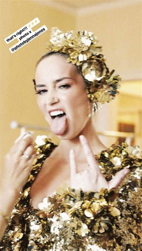 Emily Blunt Scrolller