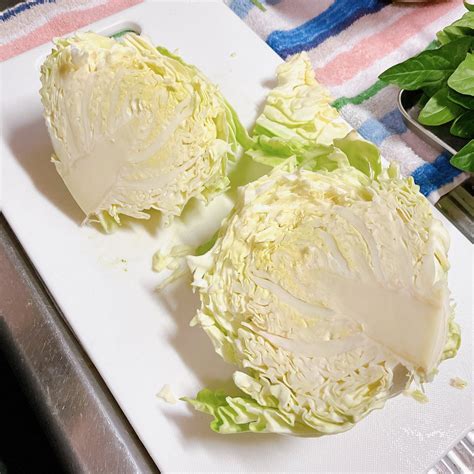 ハルタ🍅 On Twitter マイ畑の収穫物🧅🥬 お花は小松菜？ キャベツは外側が何かに食べられてた？けど中身は大丈夫そう😙