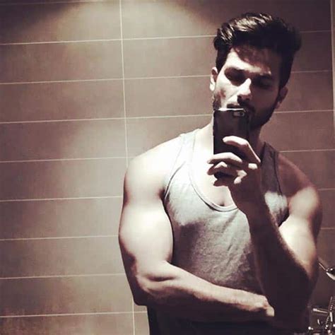 7 Hot Pics Of Shahid Kapoor That Makes Him The Selfie King Of