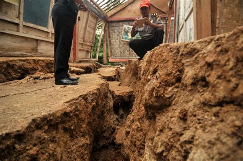 Rekahan Akibat Tanah Bergerak Di Tegal Kumparan