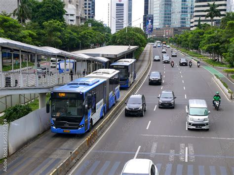 Foto De Transjakarta Brt Transit At Bus Station Karet Sudirman In Busy