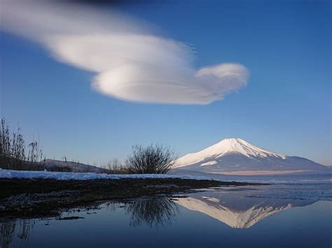 おはよう富士山 カッコいい 吊るし雲 と氷間の 逆さ富士 が見えました mtfuji 富士山 山中湖 fujisan イマ