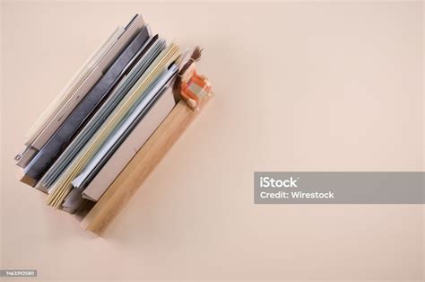 明るい茶色の背景に木の棚に記入された文書の上面図 いっぱいになるのストックフォトや画像を多数ご用意 いっぱいになる からっぽ
