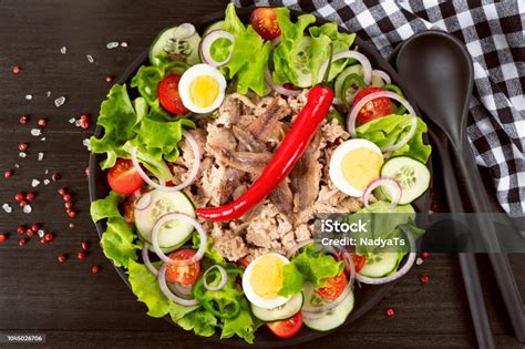 참치 멸 치와 야채 샐러드입니다 지중해 음식입니다 배경색은 검정색입니다 최고의 볼 수 있습니다 공간에 복사 합니다 가로 샷입니다