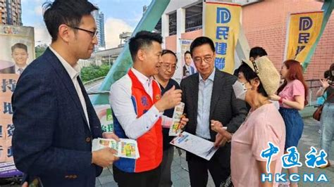 香港特區政府一眾官員到街站簽名支持“完善地區治理” 頭條 香港中通社