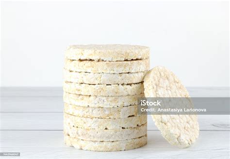 흰색 배경에 센베이 더미 복사 공간 체중 감량을 위한 대체 고섬유질 바삭바삭한 빵 0명에 대한 스톡 사진 및 기타 이미지 0명 가벼운 건강한 생활방식 Istock