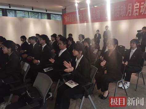 分享文化收藏铭记历史记忆，武汉职院启动学雷锋文明活动月服务故事青年人