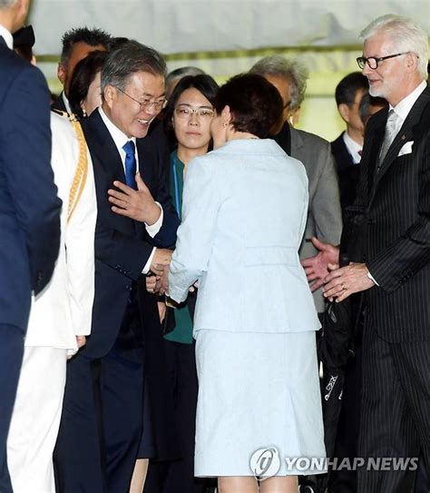 뉴질랜드 공식 환영식 팻시 레디 총독과 인사나누는 문 대통령