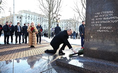 Возложение цветов к памятнику первому мэру Санкт Петербурга Анатолию Собчаку • Президент России