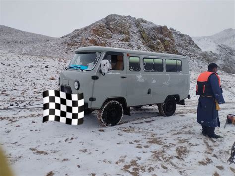 Идэрийн голд цөмөрсөн автомашиныг татан гаргалаа Atime Mn