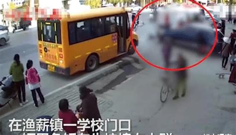 湖北一轿车校门口失控冲向人群，3人被撞飞，一名学生当场身亡财经头条