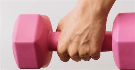 有关＃室内 Fitnessmotivation 个人护理 体力活动 健康 健康生活 健康的生活型態 健身 健身习惯 健身器材 健身房 健身装备 力量训练 啞鈴 女人