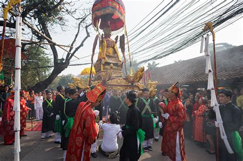 많은 전통적인 고 대 의례와 활동 베트남 하노이 Trieu Khuc 마에서 전통적인 봄 축제 거리에 대한 스톡 사진 및 기타
