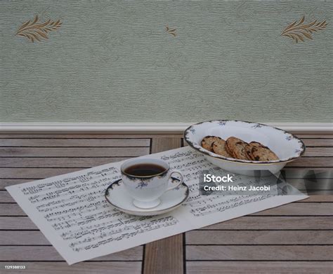 접시와 음악에 괜 찮 아 요 뼈 중국 도자기 쿠키 케이크 그릇 영어 찻잔 0명에 대한 스톡 사진 및 기타 이미지 0명 다도 독일 Istock