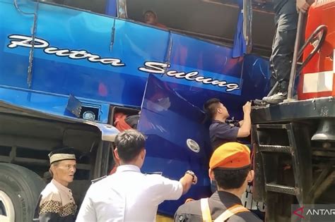 Kereta Api Tabrak Bus Di Oku Satu Penumpang Tewas Antara News