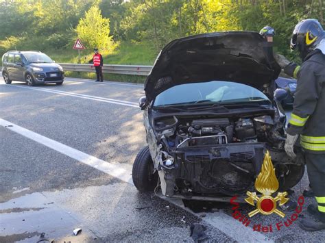 SCONTRO FRONTALE TRA FURGONE E AUTO SULLA STATALE UN FERITO IN OSPEDALE TVI Molise