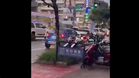 超狂女駕駛眼見違停擋路氣不過用板金猛撞！ 網一致讚賞：請收下我的膝蓋 地球黃金線