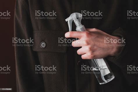 코로나 바이러스에 알코올 스프레이를 적용 하는 손의 클로즈업 가까이 세균 박테리아 코로나 바이러스 및 바이러스의 확산을 방지하기 위해 살균 스프레이 방부제 및 소독제