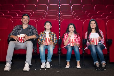 Glückliche Familie Im Kino Sitzen Kostenlose Foto