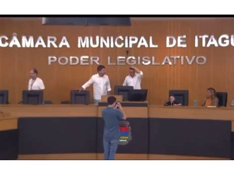 Vídeo Pequeno Gui puxa casaca do Vasco em cerimônia na Câmara