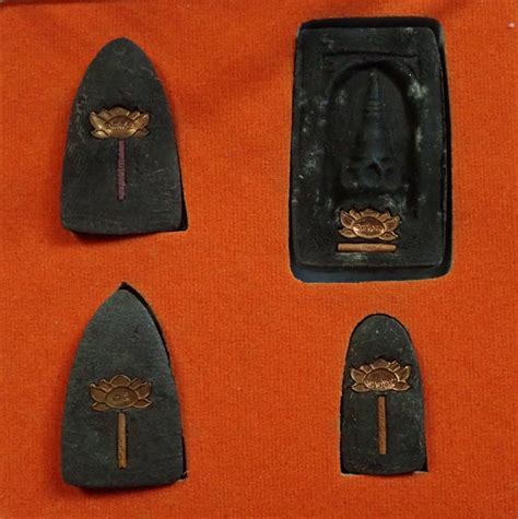 หลวงปู่ทวดพิมพ์2497 ย้อนยุค วัดทรายขาว ปัตตานี ปี 2558 รุ่นนิรันตราย เนื้อว่านคลุกรัก พิมพ์กลัก