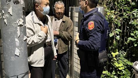 9旬翁深夜迷途 鷹眼警陪返家