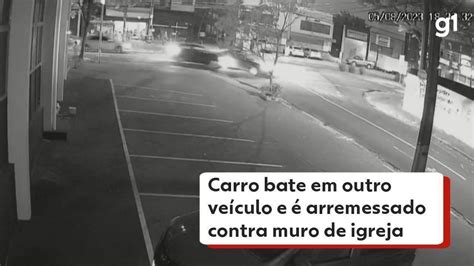 Carro bate em outro veículo e é arremessado contra muro de igreja criança foi jogada para fora