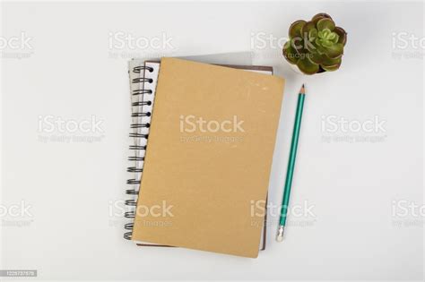 여러 나선형 학교 노트북의 스택 연필 사무실 개념과 흰색 테이블에 놓여 0명에 대한 스톡 사진 및 기타 이미지 0명 개념