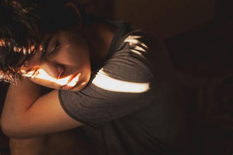 배경 화면 얼굴 햇빛 초상화 눈 밤 목재 노랑 흑발 정경 여름 입 코 생명 보케 휴일 피부