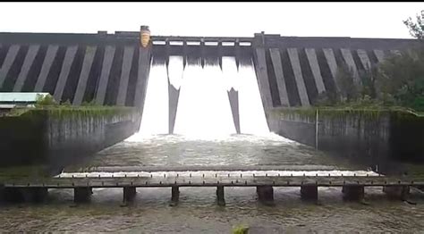 कोयना धरणाचे सहा वक्र दरवाजे एक फूट नऊ इंचावर