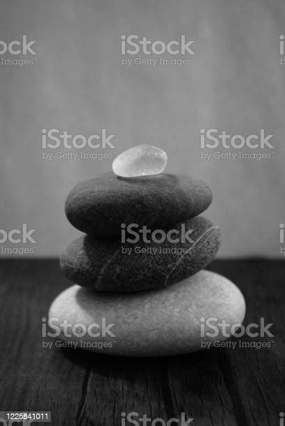 흑해에서 화려한 돌의 이미지입니다 조약돌 돌 균형 돌 피라미드 명상을위한 자갈 0명에 대한 스톡 사진 및 기타 이미지 0명