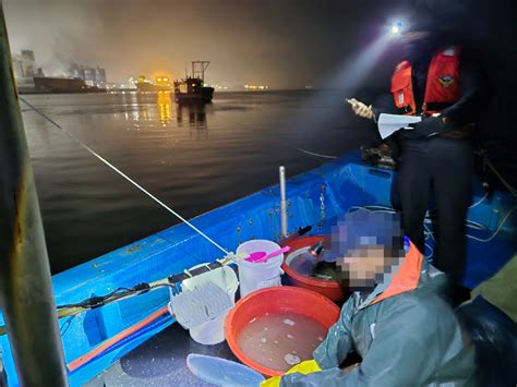 전북 군산서 실뱀장어 불법조업 단속에 무더기 적발