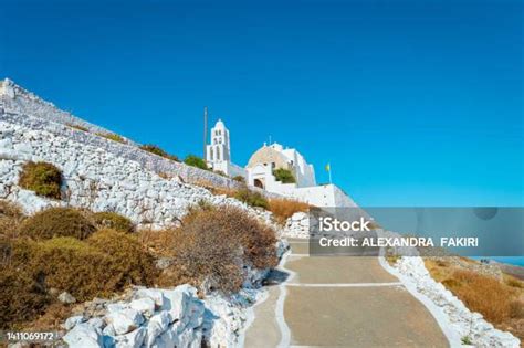 성모 마리아 교회는 그리스 폴레간드로스 섬의 코라 마을 위에 위치했다 0명에 대한 스톡 사진 및 기타 이미지 0명 가파른 거리 Istock