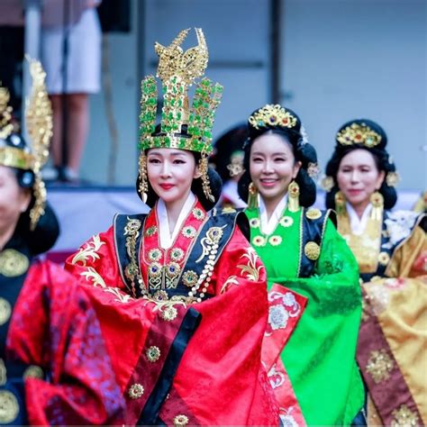 양경원 4 28일 금요일 문화예술위원회 출범식의 리허설을 위해 한 자리에 모이신 모델님들과 함께♡ 🎎아름다운 우리 고유의 전통의상 한복🎎 멋진 시대별 조하영 한복 궁중