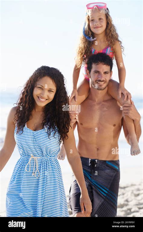 Faire Une Longue Promenade Sur La Plage Un Beau Jeune Père Portant Sa