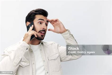 흰색 고립 된 배경 패션 스타일 옷 복사 공간 텍스트 공간에 화난 성가심과 다툼으로 전화를하는 근접 촬영 초상화 남자 25 29