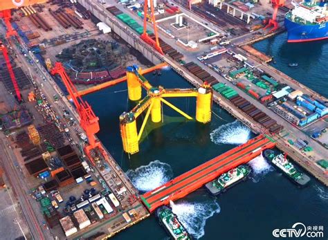 我国首个深远海浮式风电平台启运 极目新闻