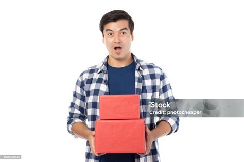 좋은 선물 잘 생긴 젊은 셔츠와 선물 상자를 보여주는 흰색 배경에 고립 된 미소의 초상화 계절에 대한 스톡 사진 및 기타 이미지