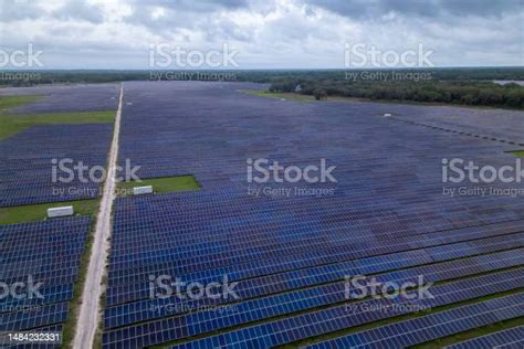 맑은 하늘을 가진 태양 전지판 파란색 태양 전지판 재생 가능 에너지를 위한 태양광 모듈의 배경 청정 에너지 0명에 대한 스톡 사진 및 기타 이미지 Istock