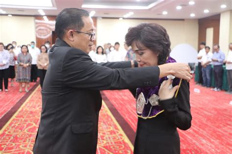 Rektor Unsrat Lantik Dekan Fakultas Kedokteran